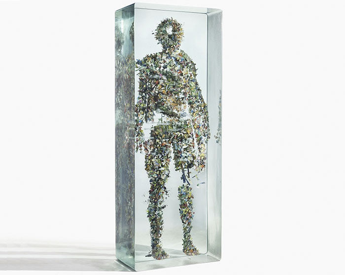 Lidé za sklem: trojrozměrné koláže Dustina Yellina